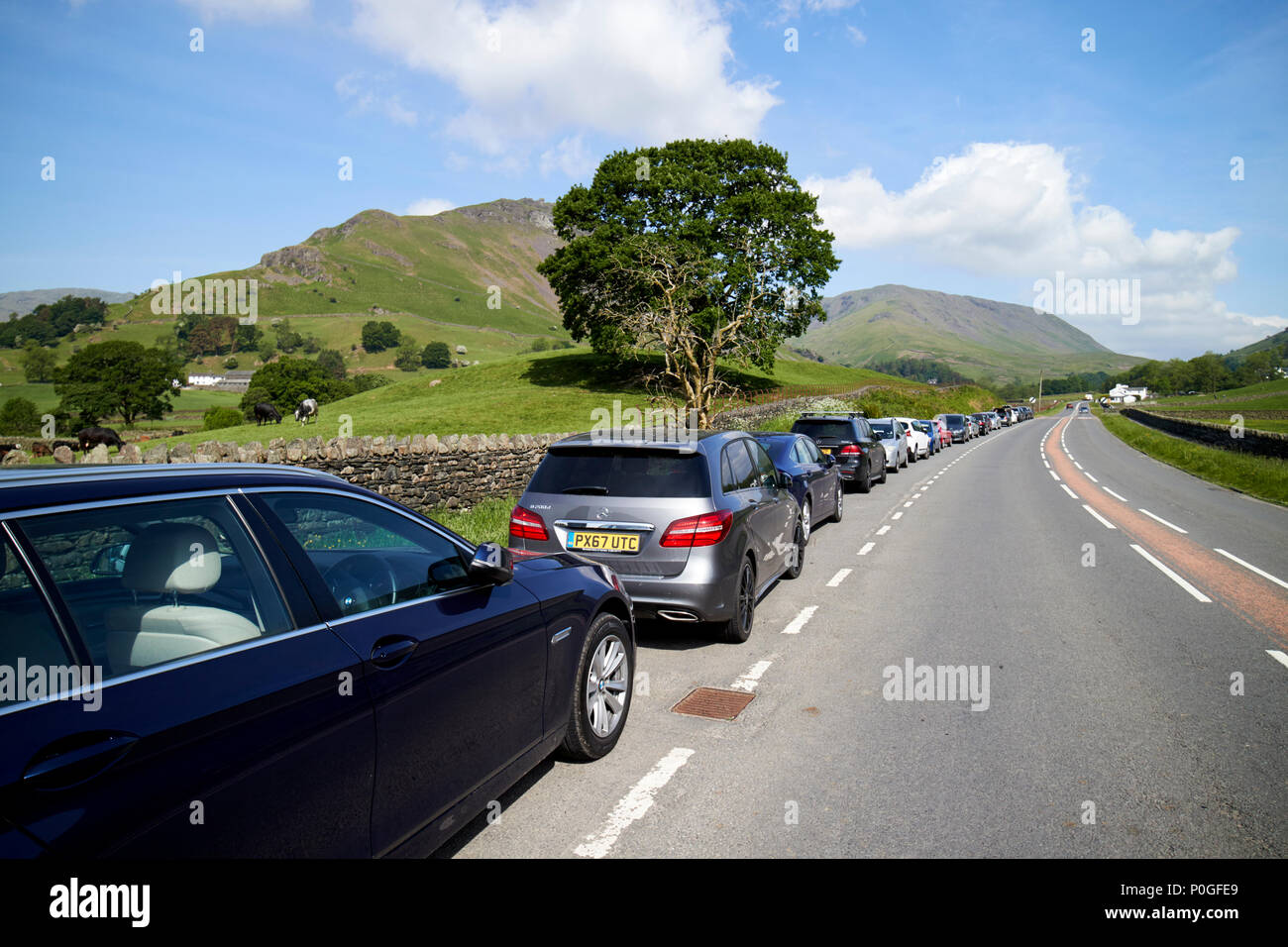 Les randonneurs et les touristes des voitures garées sur le bord de la ...