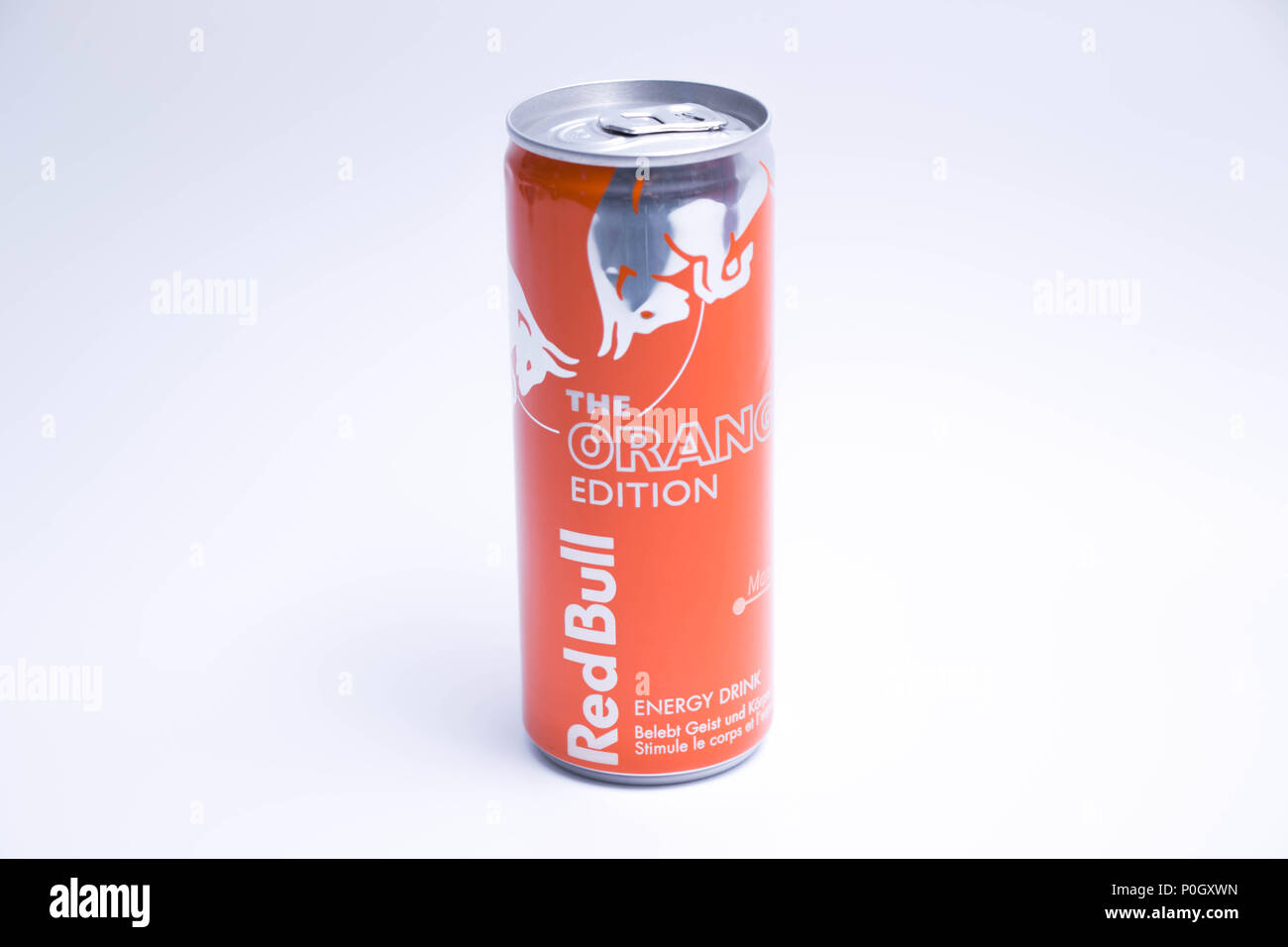 Red bull energy drink bottle Banque de photographies et d’images à ...