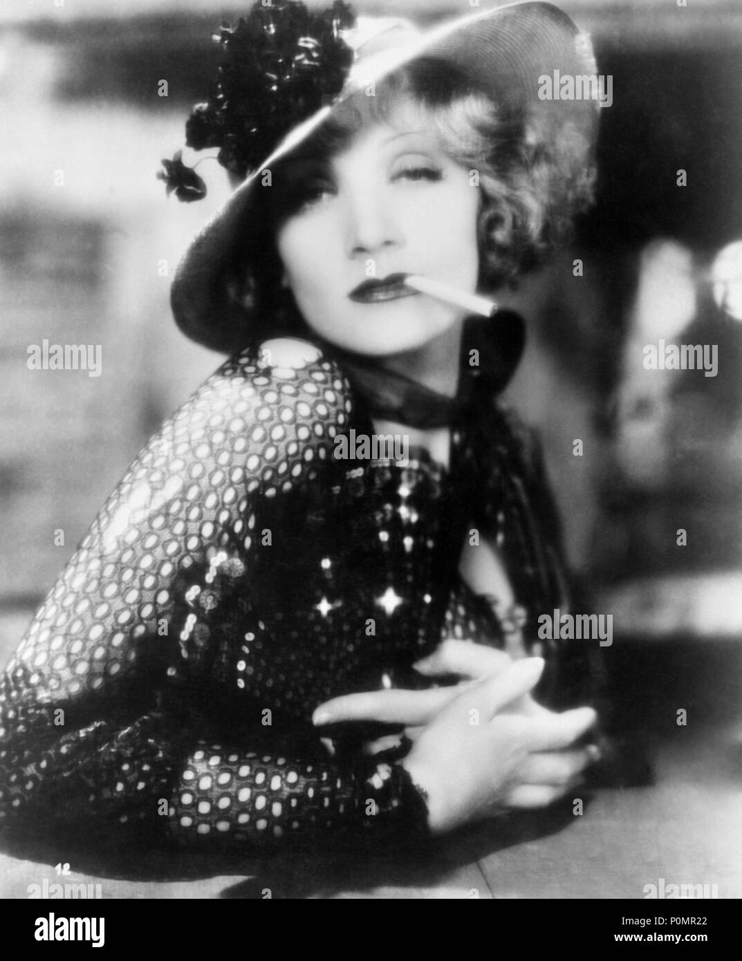 Marlene dietrich cigarette Banque de photographies et d’images à haute ...