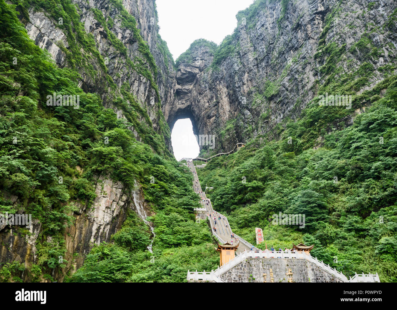 La montagne Tianmen en vue de la grotte connue sous le nom de Heaven's ...