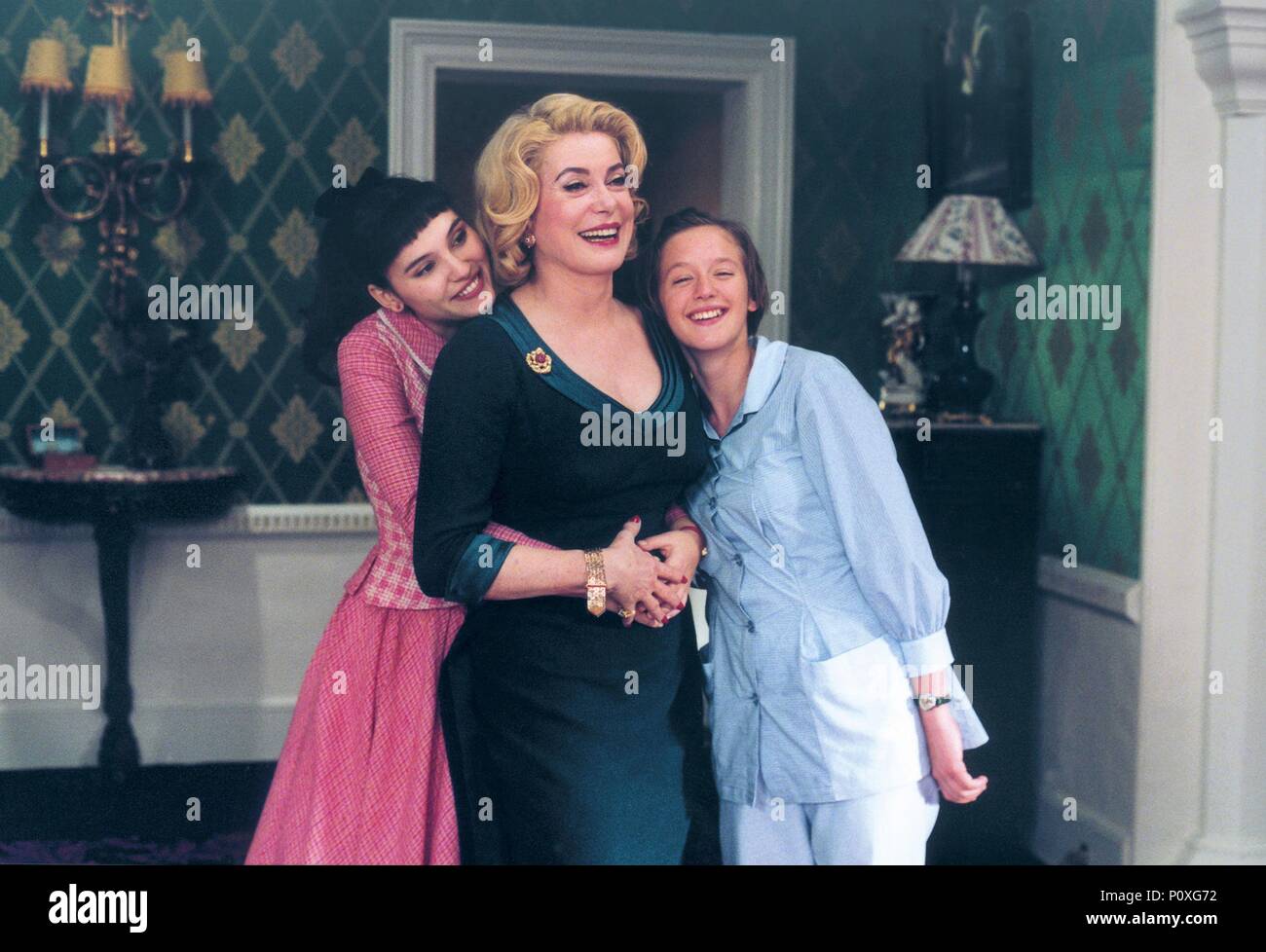 8 femmes catherine deneuve Banque de photographies et d’images à haute ...