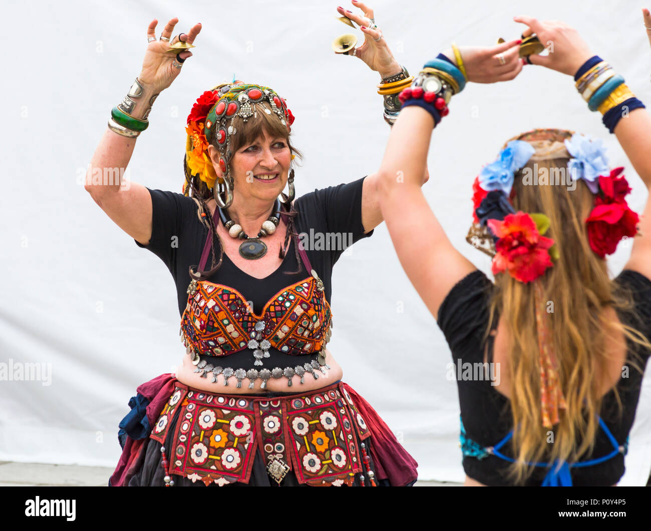 Mature lady belly dancing Banque de photographies et d’images à haute ...