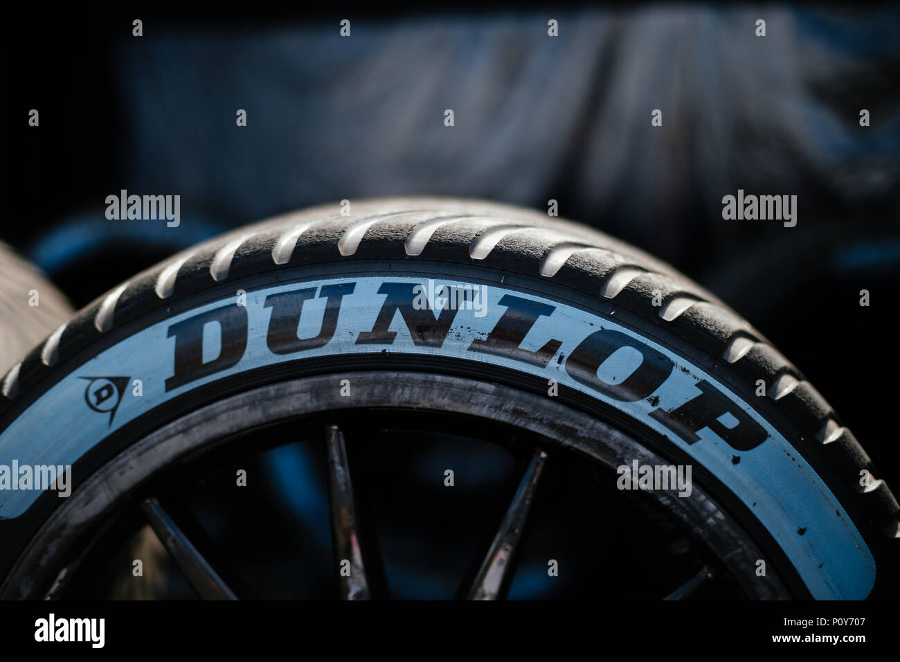 Dunlop racing tyre Banque de photographies et d’images à haute résolution - Alamy