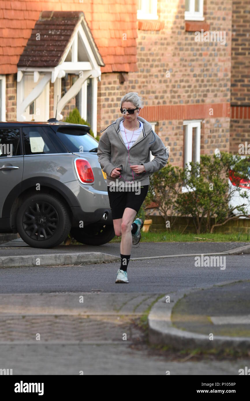 Leader de l'UKIP Henry Bolton's amie Jo Marney vu marcher près de sa ...
