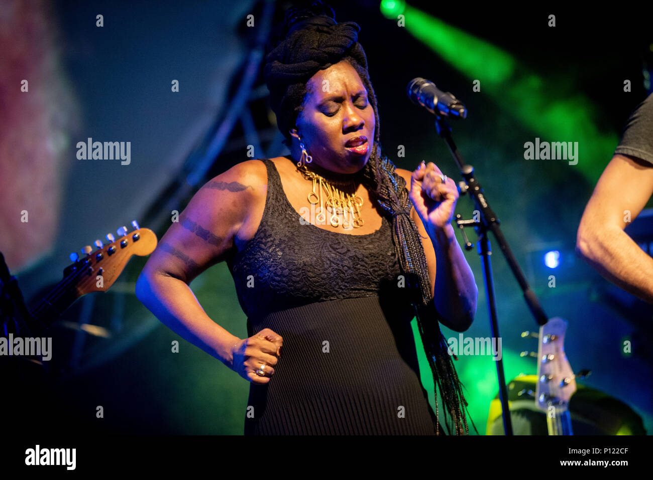 Durga mcbroom Banque de photographies et d’images à haute résolution ...