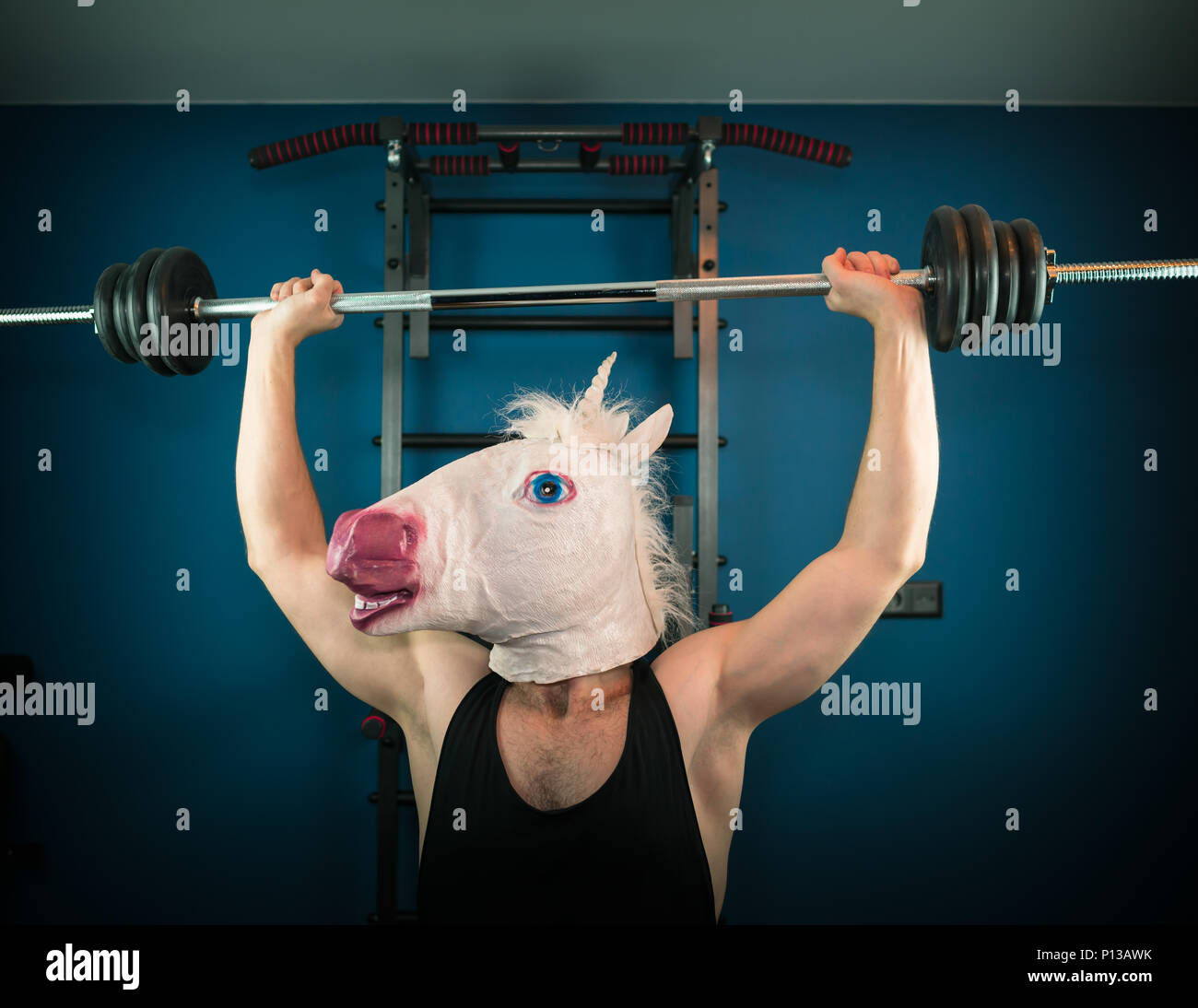 L'homme drôle de masque comique faire du sport l'exercice physique. Guy ...