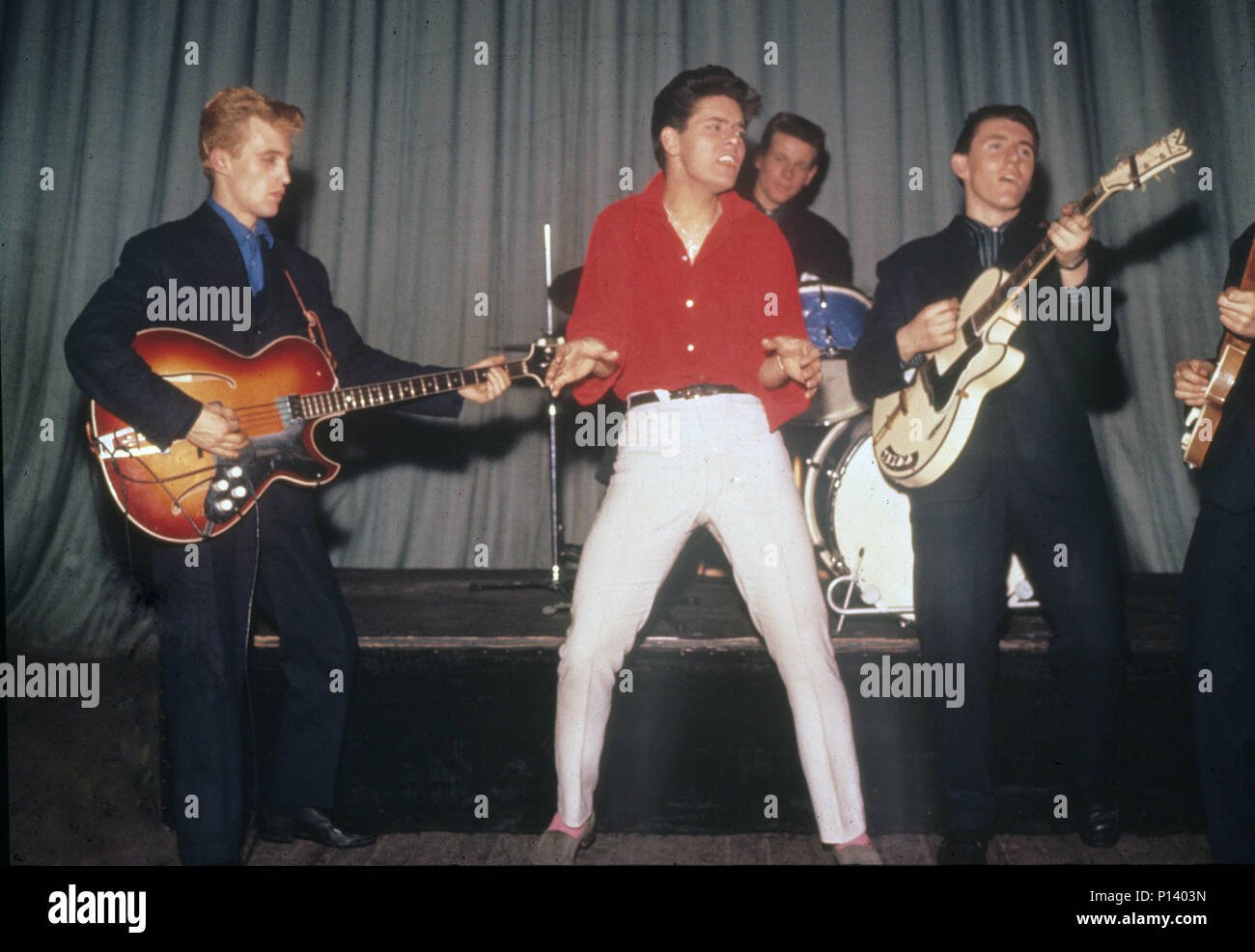 CLIFF RICHARD ET LES SHADOWS sur 1960 avec de gauche à droite : Jet ...