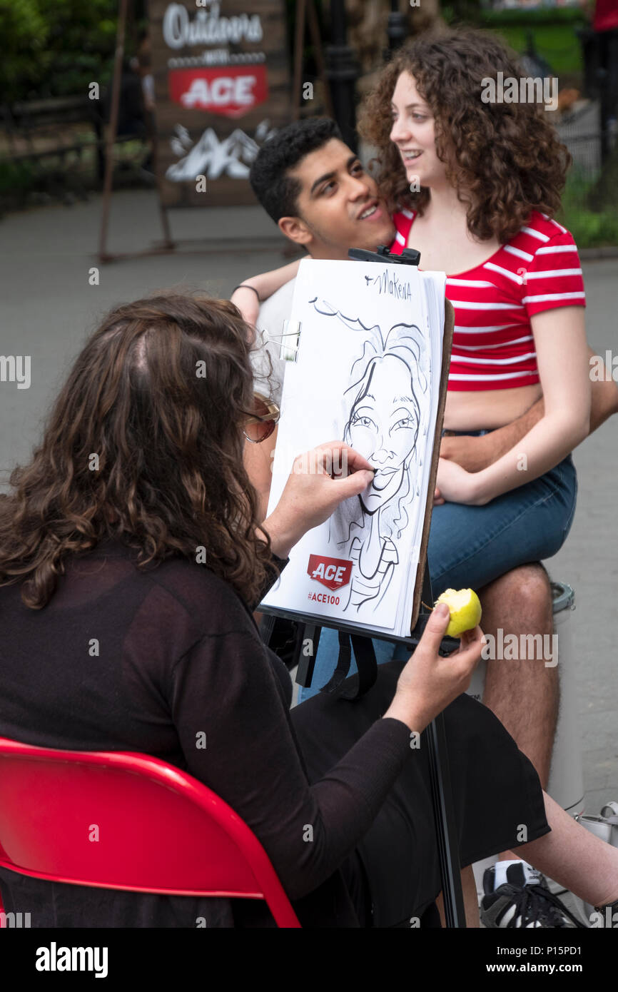 Un couple a leur portrait croquis fait par un Apple-srtist manger lors ...