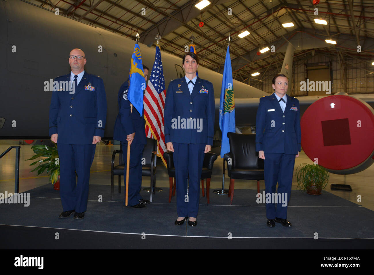 Le colonel Travis Caughlin, commandant du groupe de maintenance 507e ...