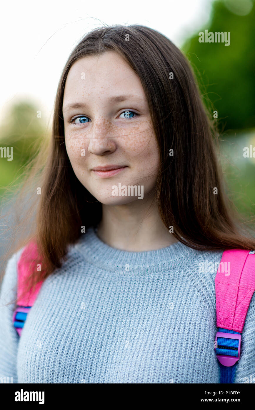 Portrait de la belle enfant de l'école. L'été dans la nature. Les yeux ...