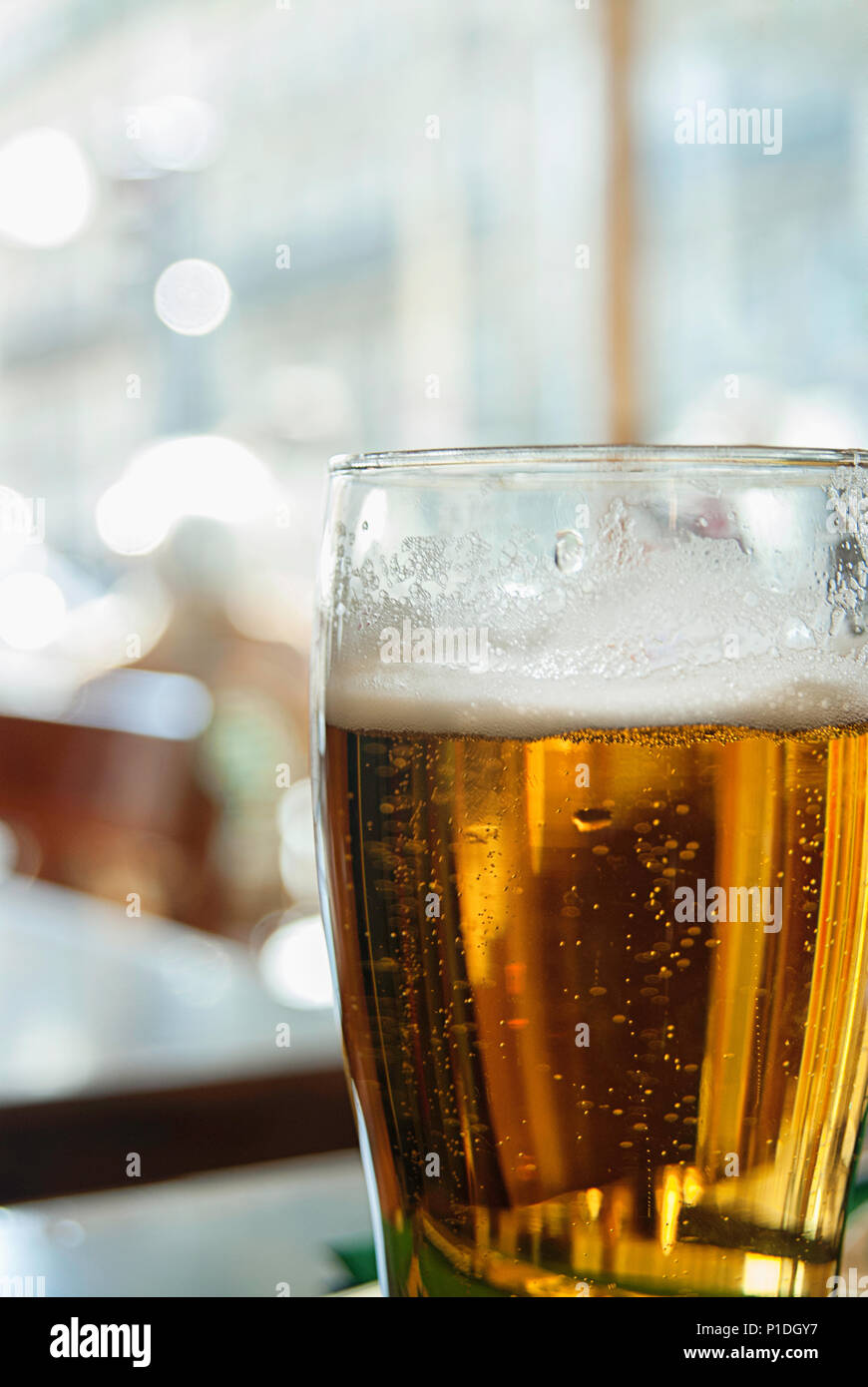 Café parisien intérieur Banque de photographies et d’images à haute ...