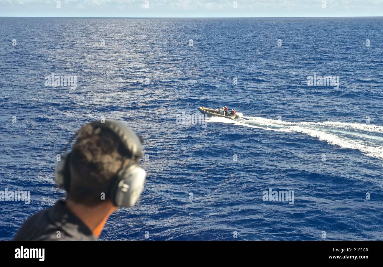 Océan Pacifique (oct. 26, 2016) Une embarcation pneumatique à coque ...