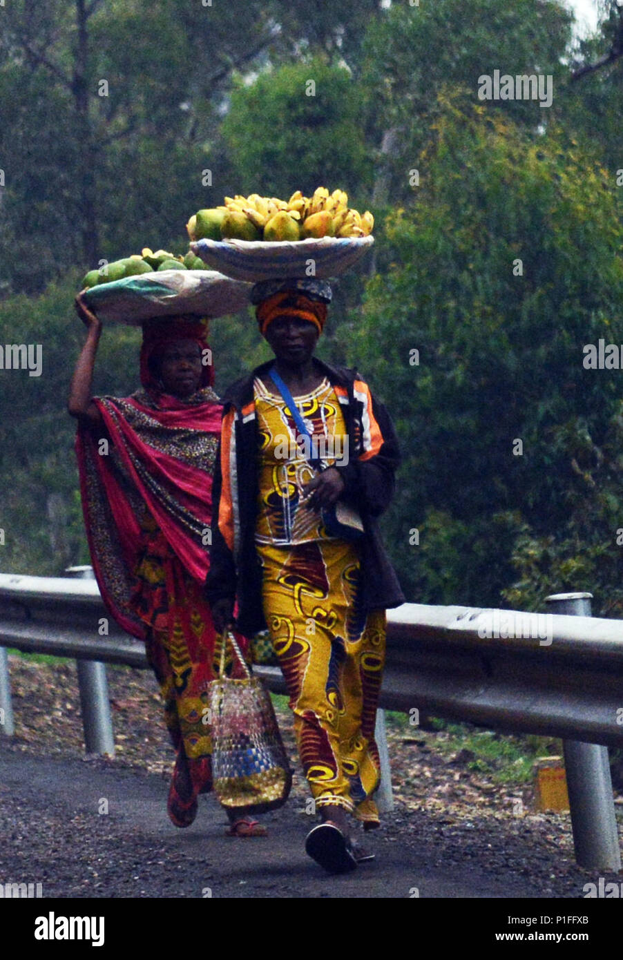 Rwanda rwandan women Banque de photographies et d’images à haute ...