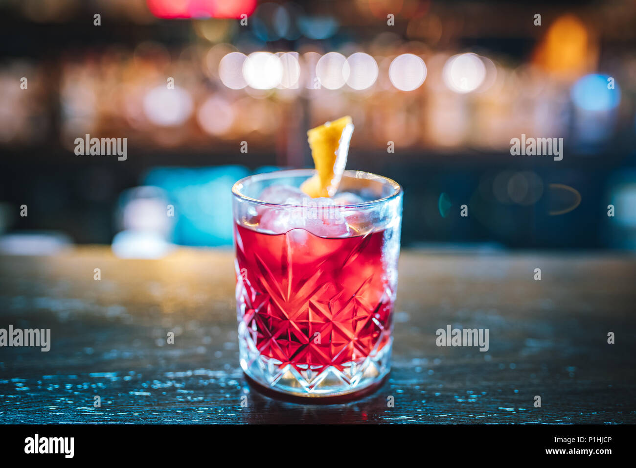 Rose et rouge exotique cocktail sans alcool colorés frais avec le ...