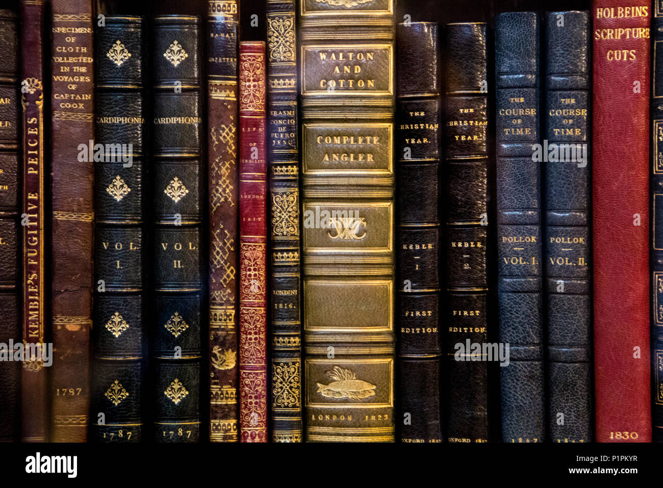 Antique book Banque de photographies et d’images à haute résolution - Alamy