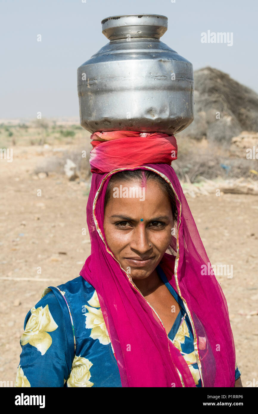 Femme portant une cruche sur la tête Banque de photographies et d ...