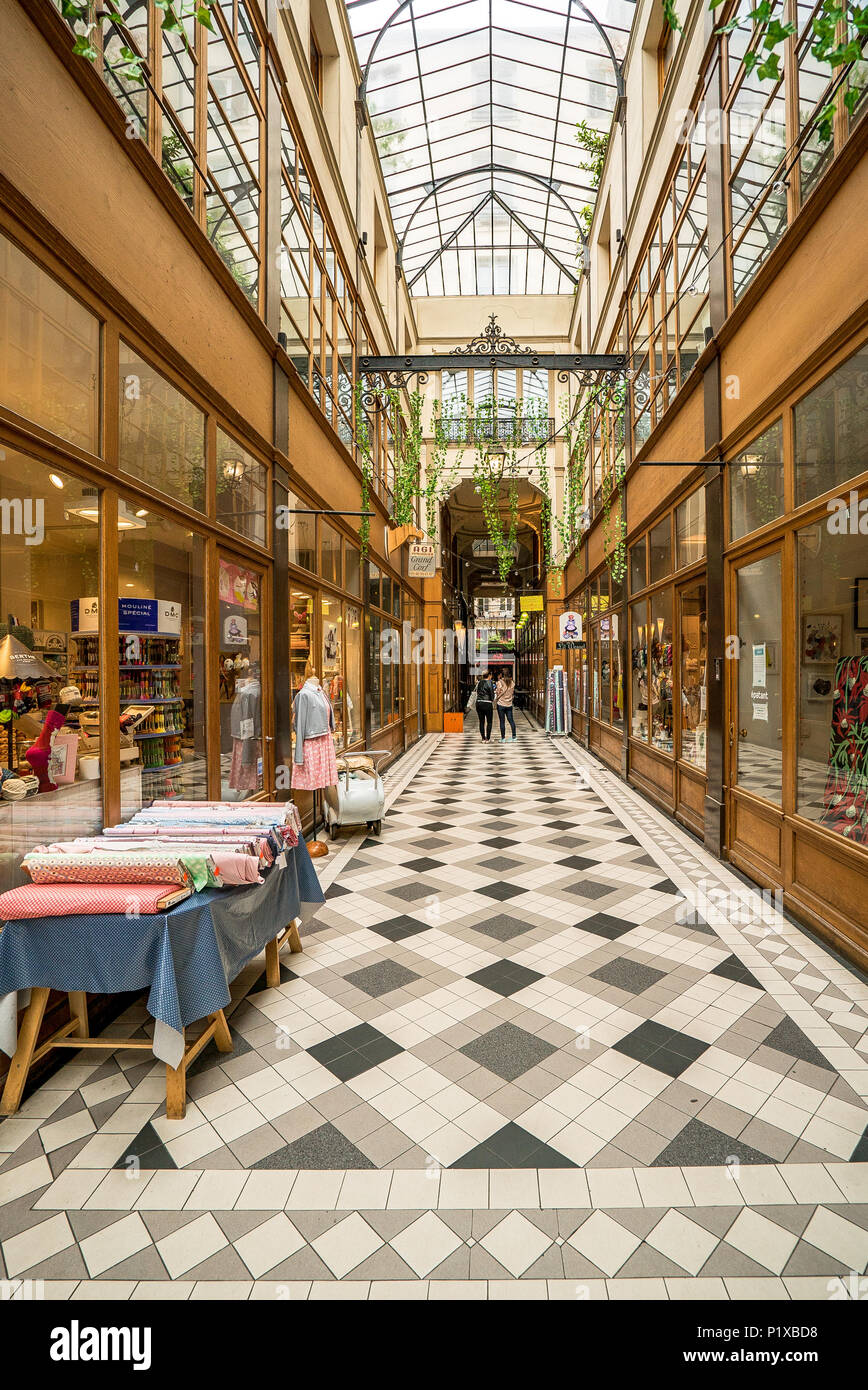 Le passage du Grand Cerf, dans le 2nd arrondissement, est l'un des ...