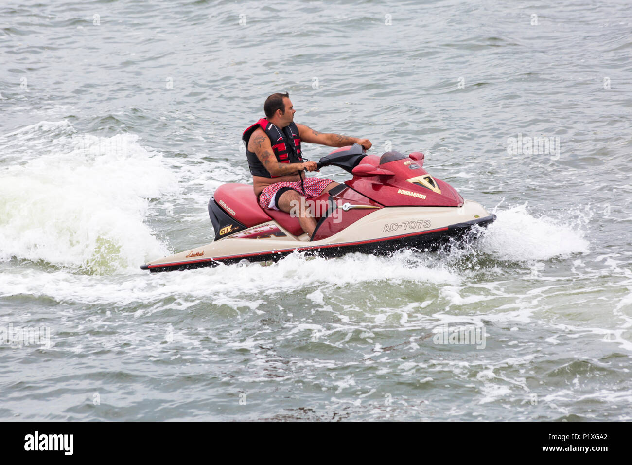 Jetskier au port de poole Banque de photographies et d’images à haute ...
