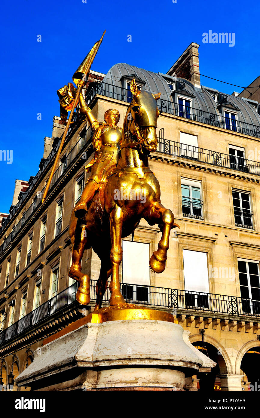 France, Paris, statue de Jeanne d'Arc près de la rue de Rivoli, en face ...