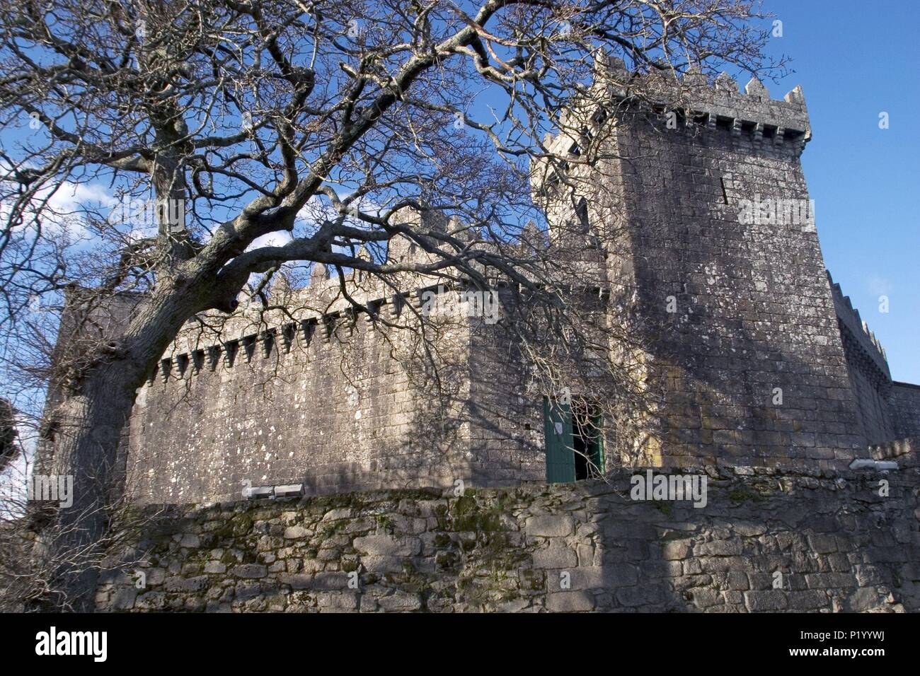 La fortaleza de un castillo medieval Banque de photographies et d ...