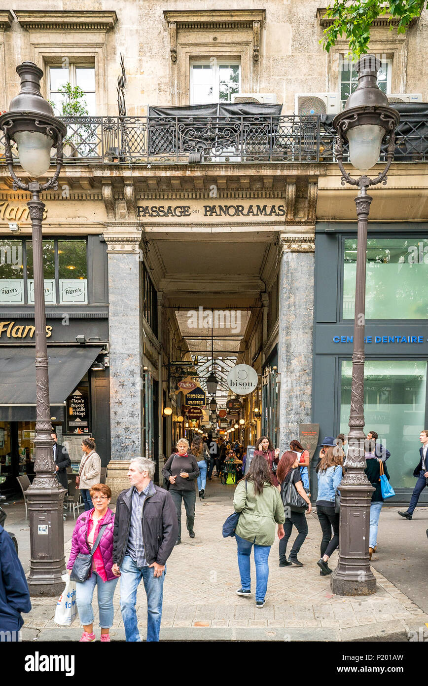 La façade du passage des Panoramas dans le 9th arrondissement.C'est l ...