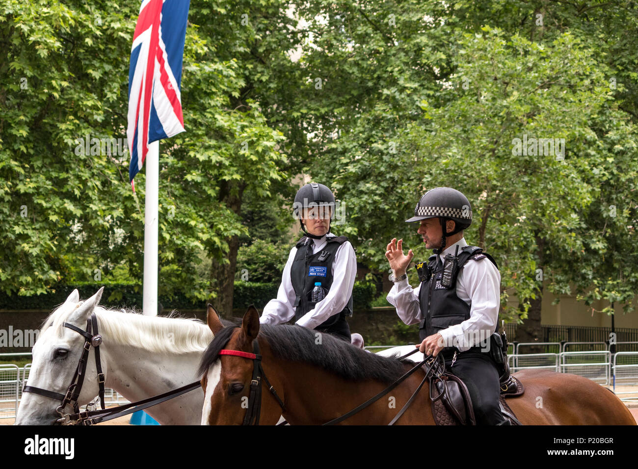 Deux officiers de police montés de la Metropolitan police Mounted ...