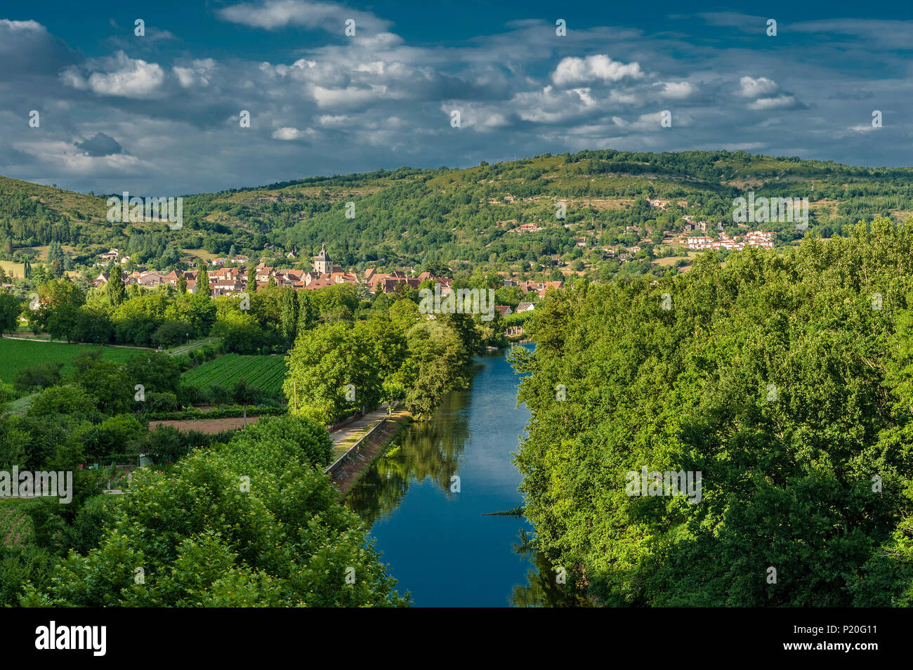 Cajarc village Banque de photographies et d’images à haute résolution ...