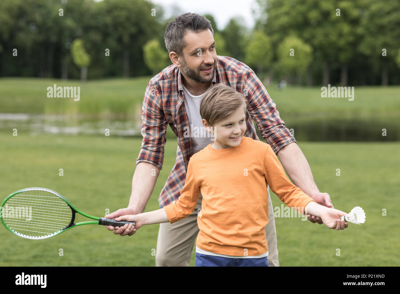 Portrait de l enseignement peu pere fils jouer au badminton en plein air Photo Stock Alamy