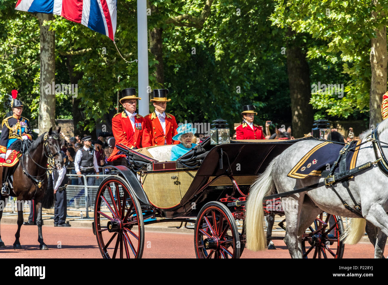 La reine seule dans une calèche Banque de photographies et d’images à ...
