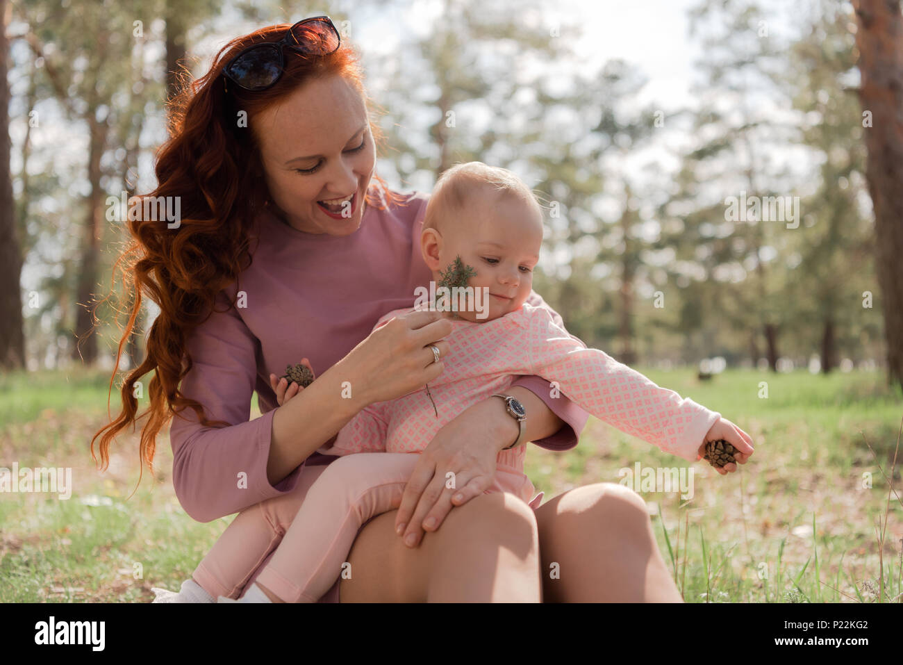 Fille chatouille Banque de photographies et d’images à haute résolution ...