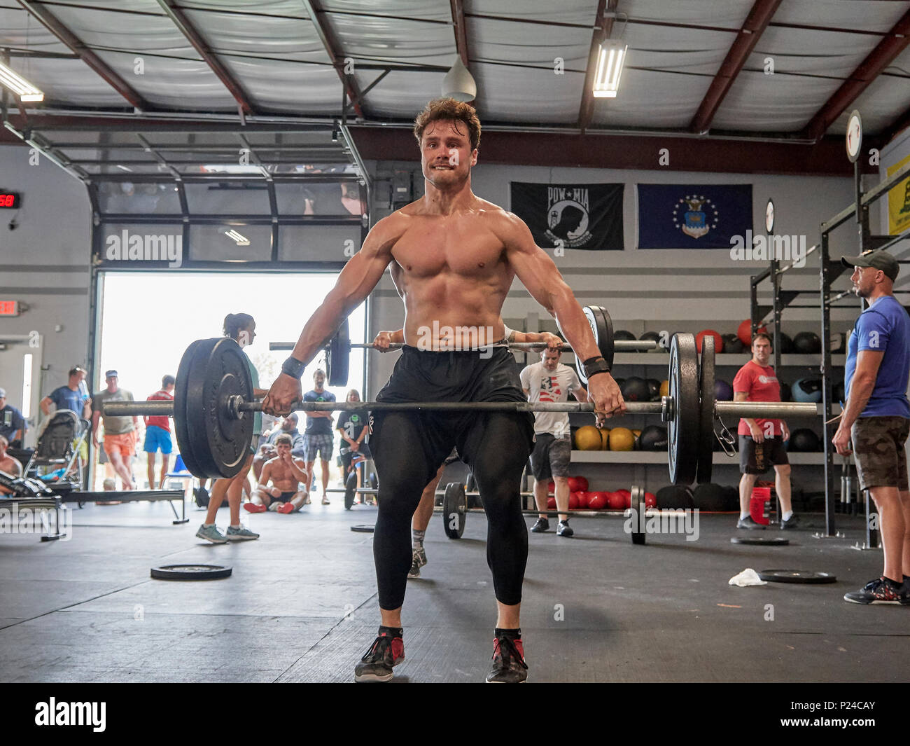 Homme ou l'homme dans une compétition CrossFit fitness challenge par ...