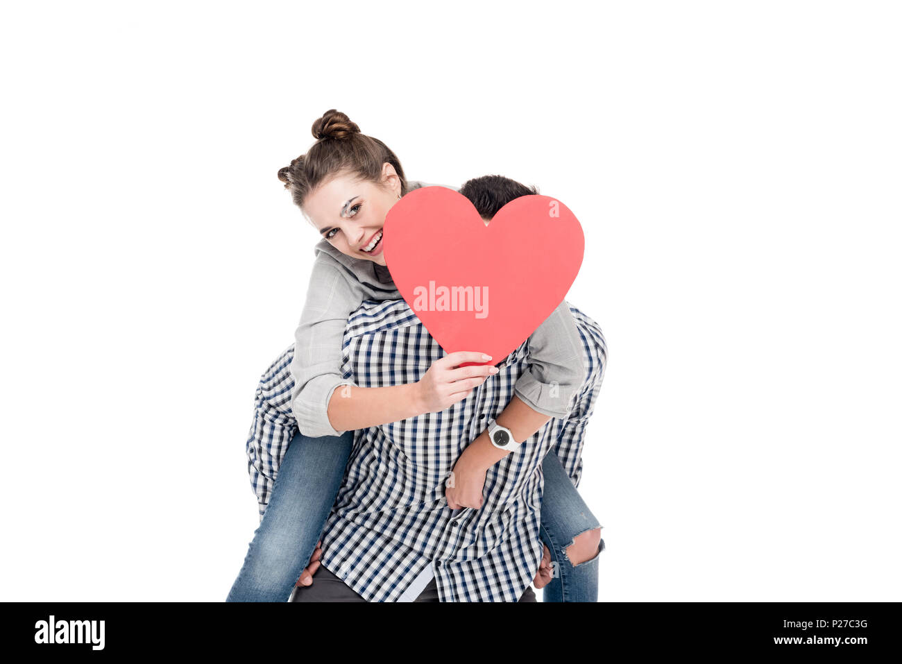 Copain copine de ferroutage donnant elle et couvrant son visage avec ...