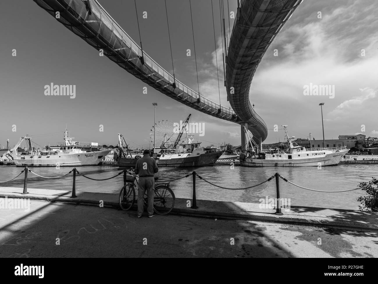 Pescara (Italie) - Le 'Ponte del Mare' pont monumental et la grande ...