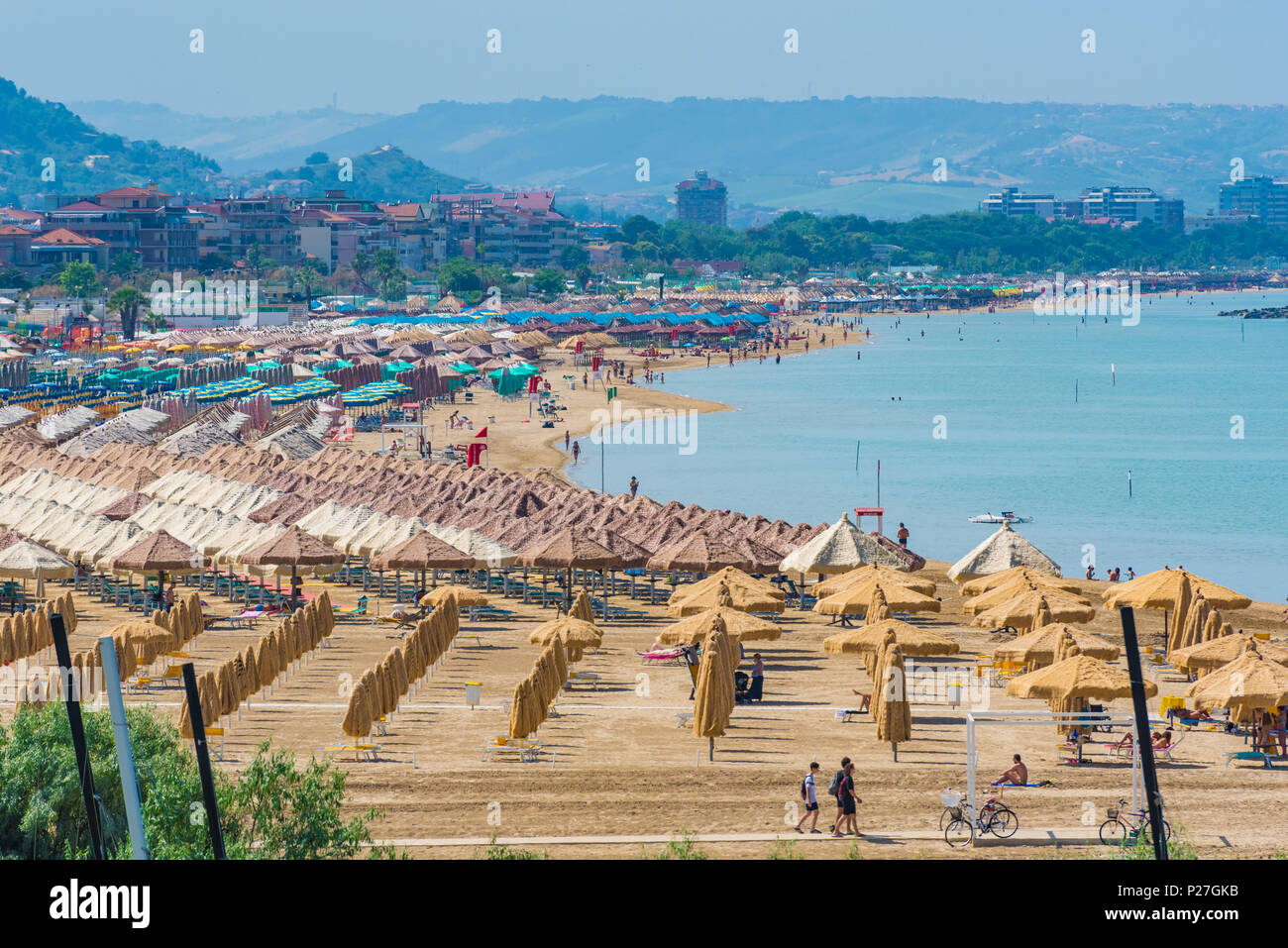 Pescara (Italie) - Le 'Ponte del Mare' pont monumental et la grande ...