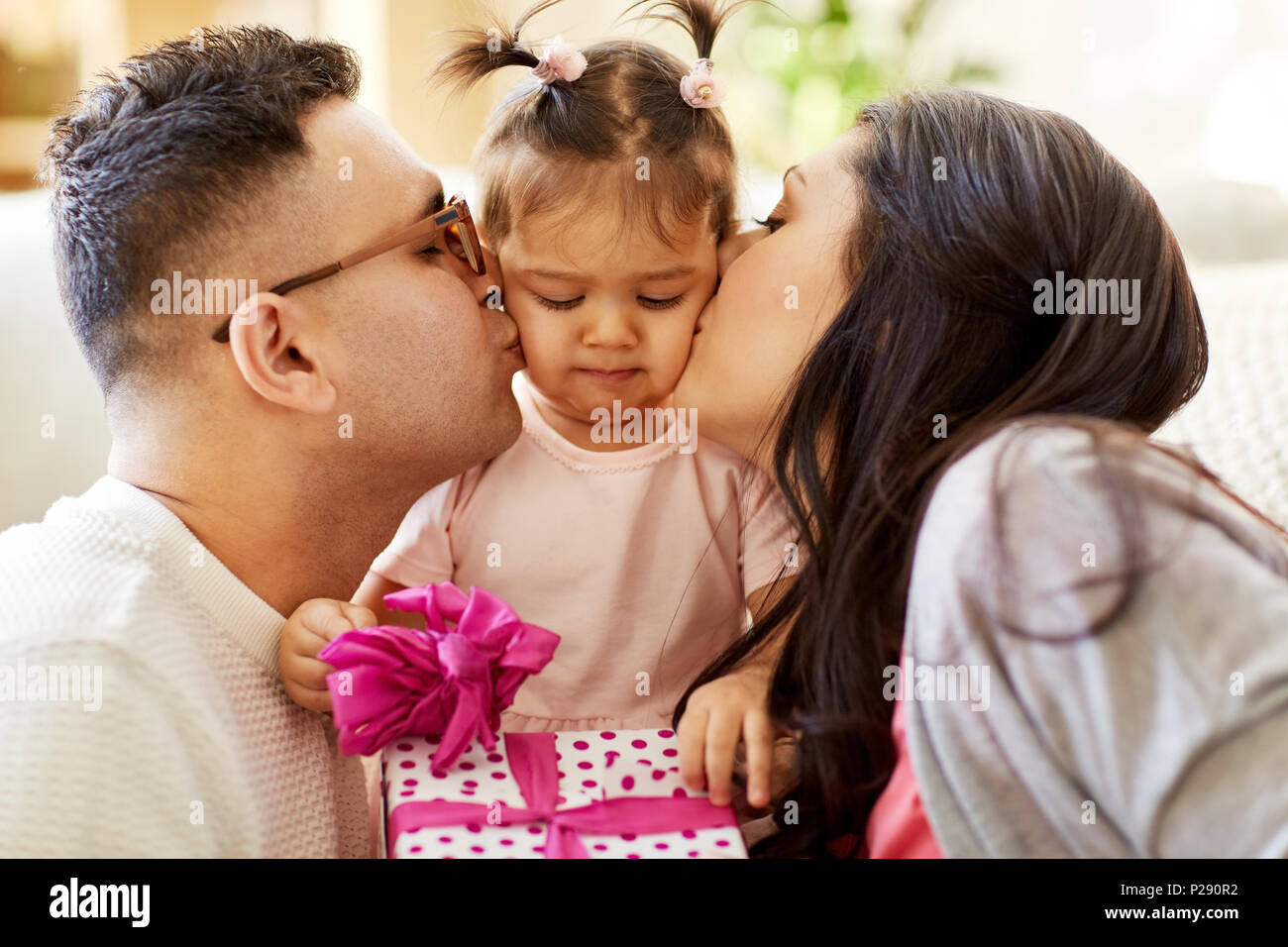 Father Daughter Home Father Kissing Banque De Photographies Et Dimages