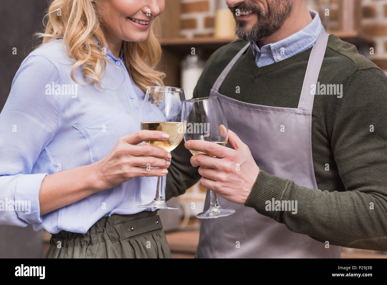 Portrait de l'époux et l'épouse le grillage avec verres de vin Photo ...