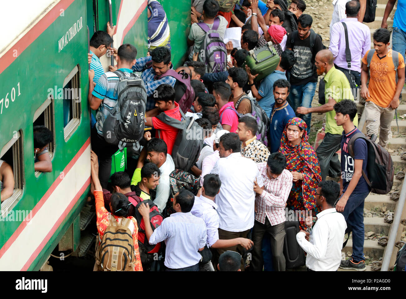Overcrowded train Banque de photographies et d’images à haute ...