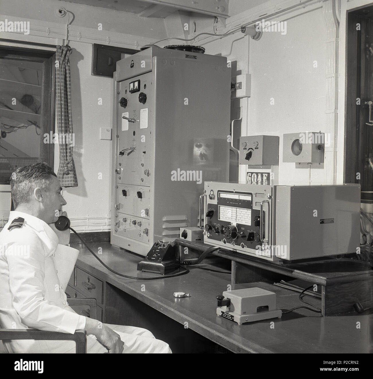 Années 1950, historique, sur un paquebot de ligne dans la salle radio ...