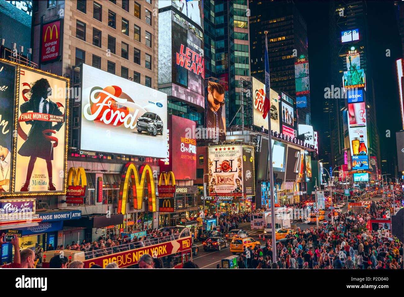 Nyc times square billboards by night Banque de photographies et d ...