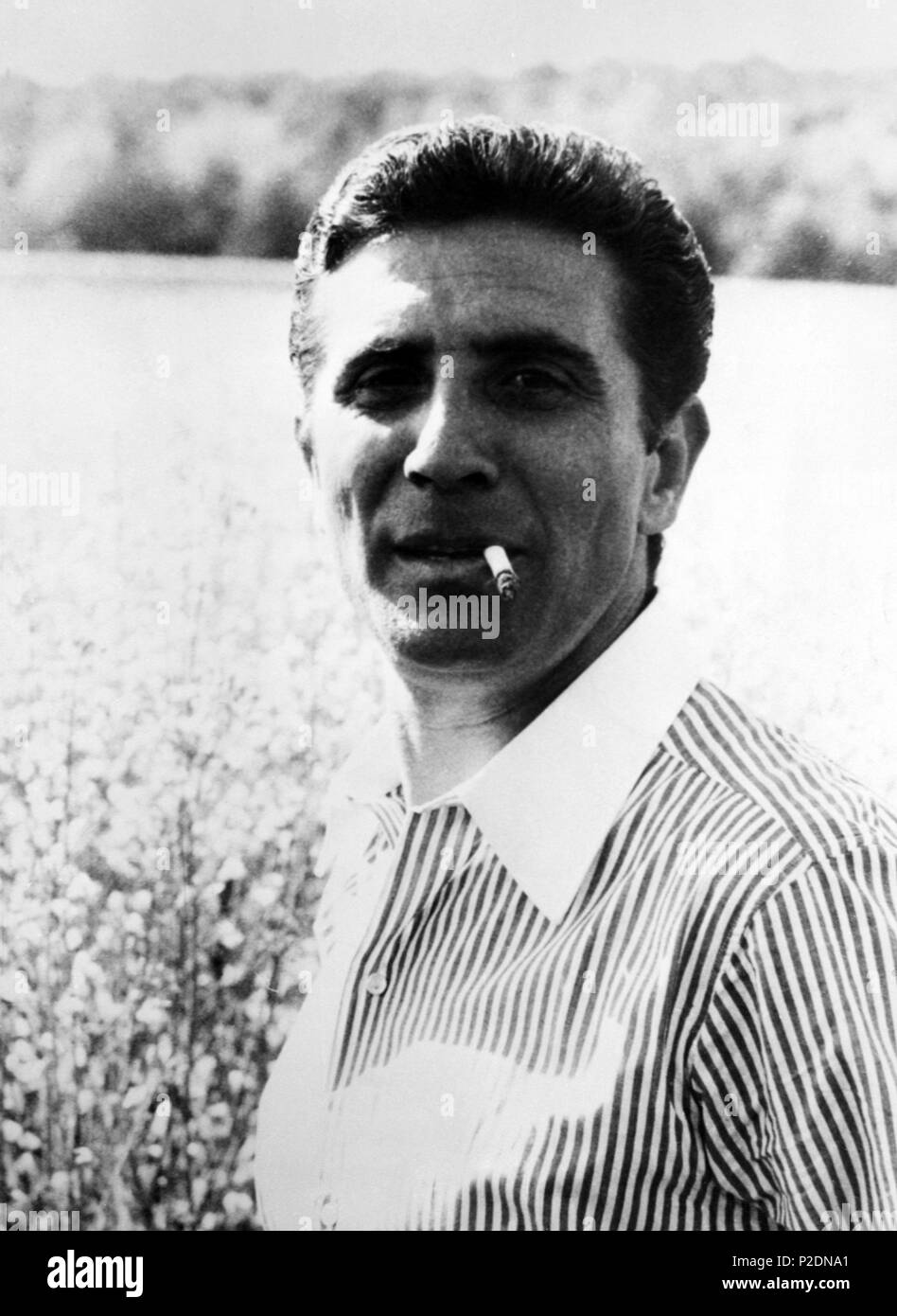 Gilbert becaud Banque d'images noir et blanc - Alamy