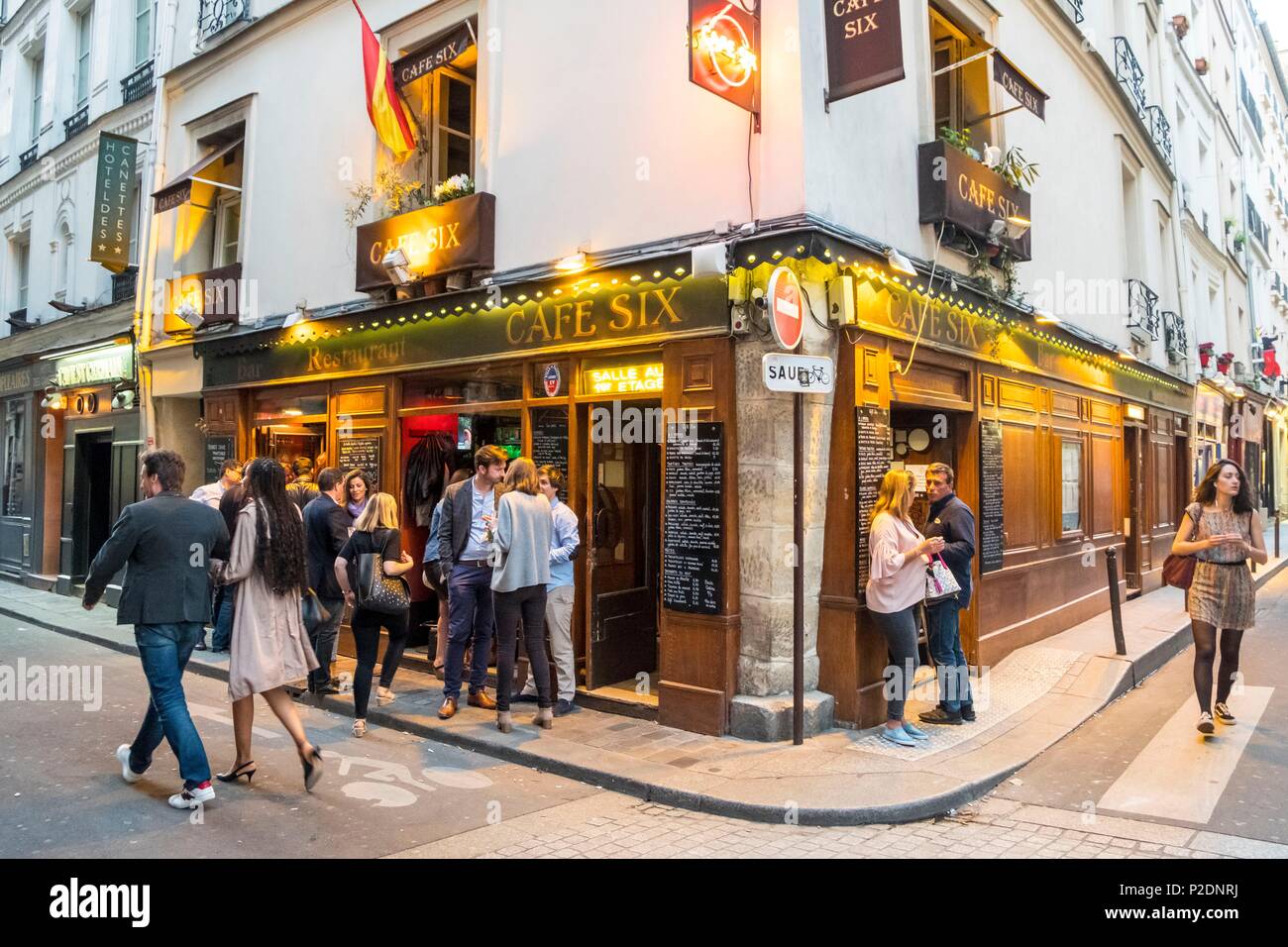 France, Paris, le quartier de Saint Germain des Prés, bar et pubs de la ...