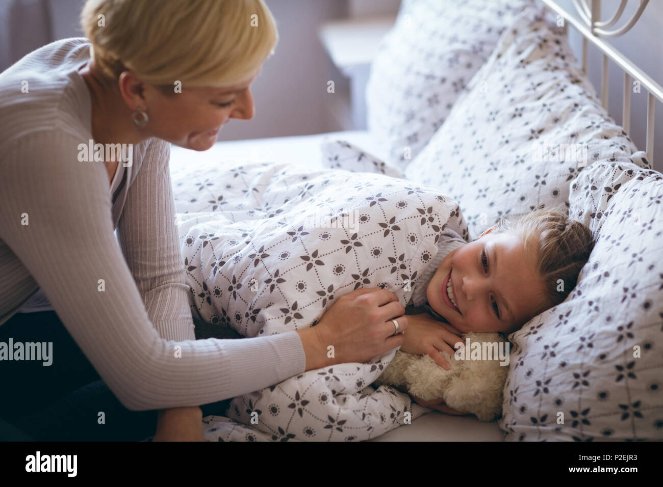 Maman Se Réveille Sa Fille Le Matin Photo Stock Alamy