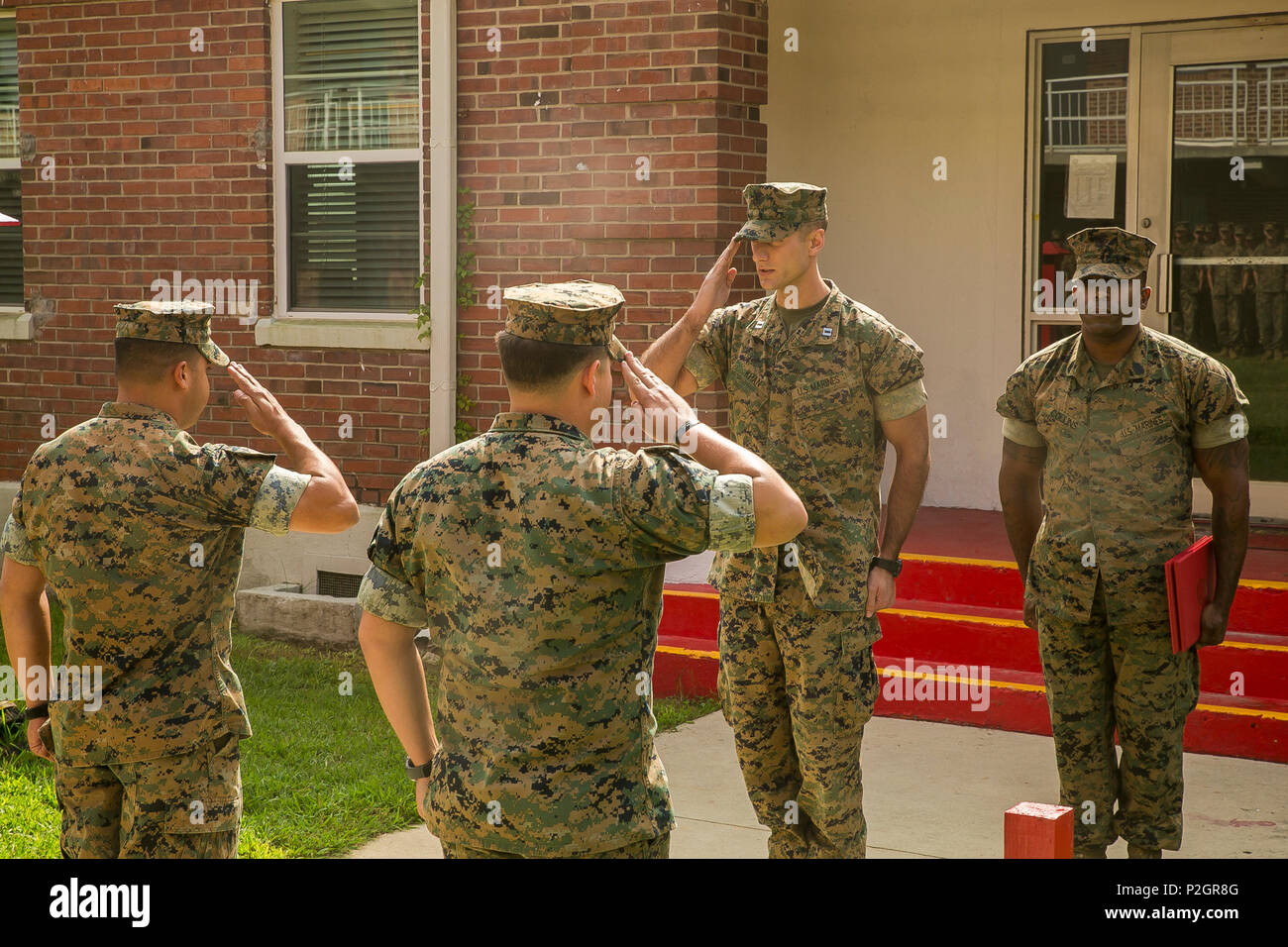 Le Sgt. Samuel Poore et le Sgt. Julio Quinonez salute commandant le ...