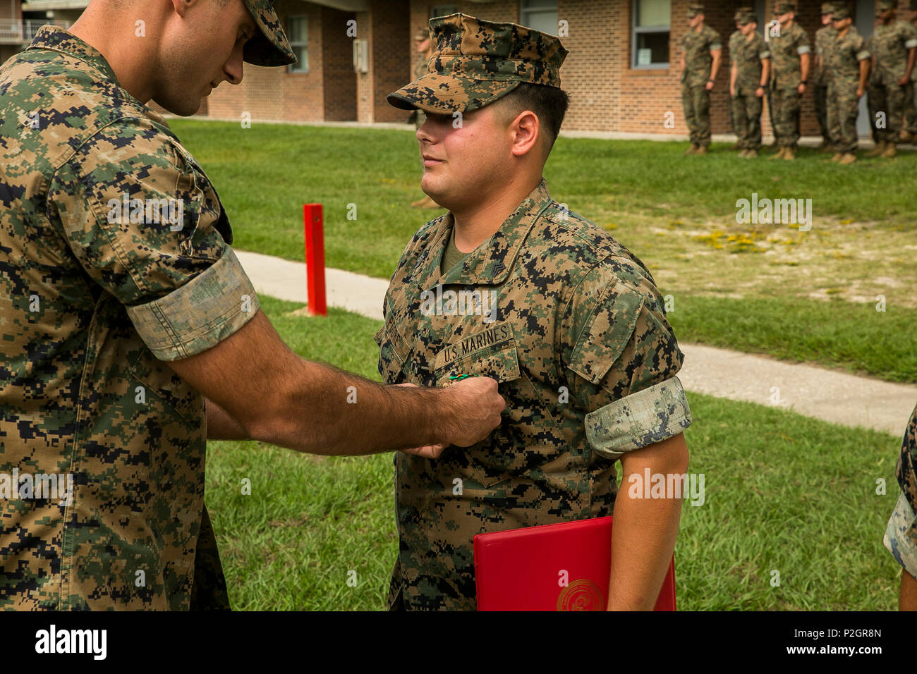 Le capitaine Caleb Khan, commandant de compagnie pour le Siège, 2d ...