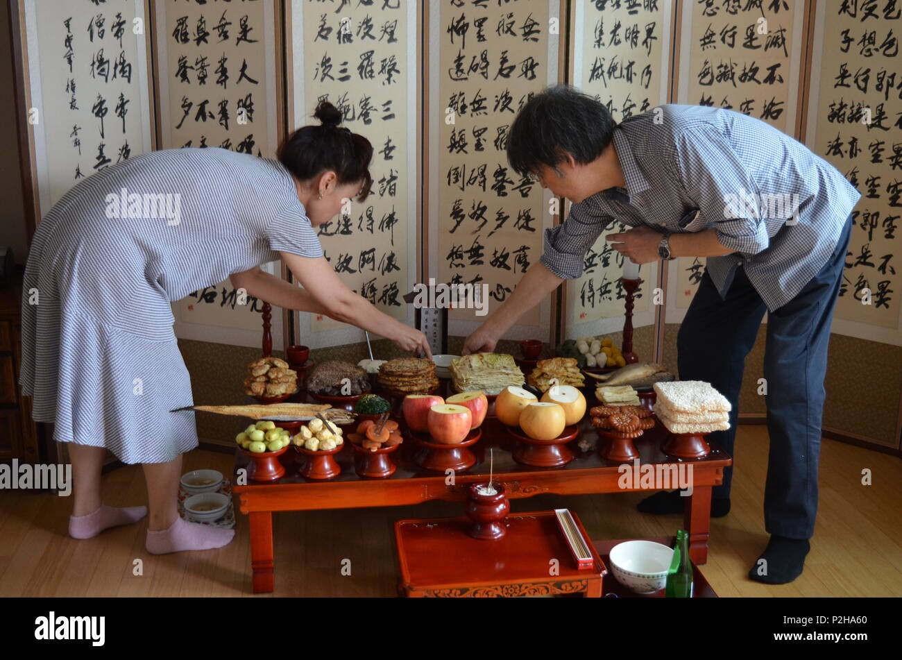 L'oncle, Hong Jin Park, et sa femme, jeune Hee Baek, fournir de l'eau ...