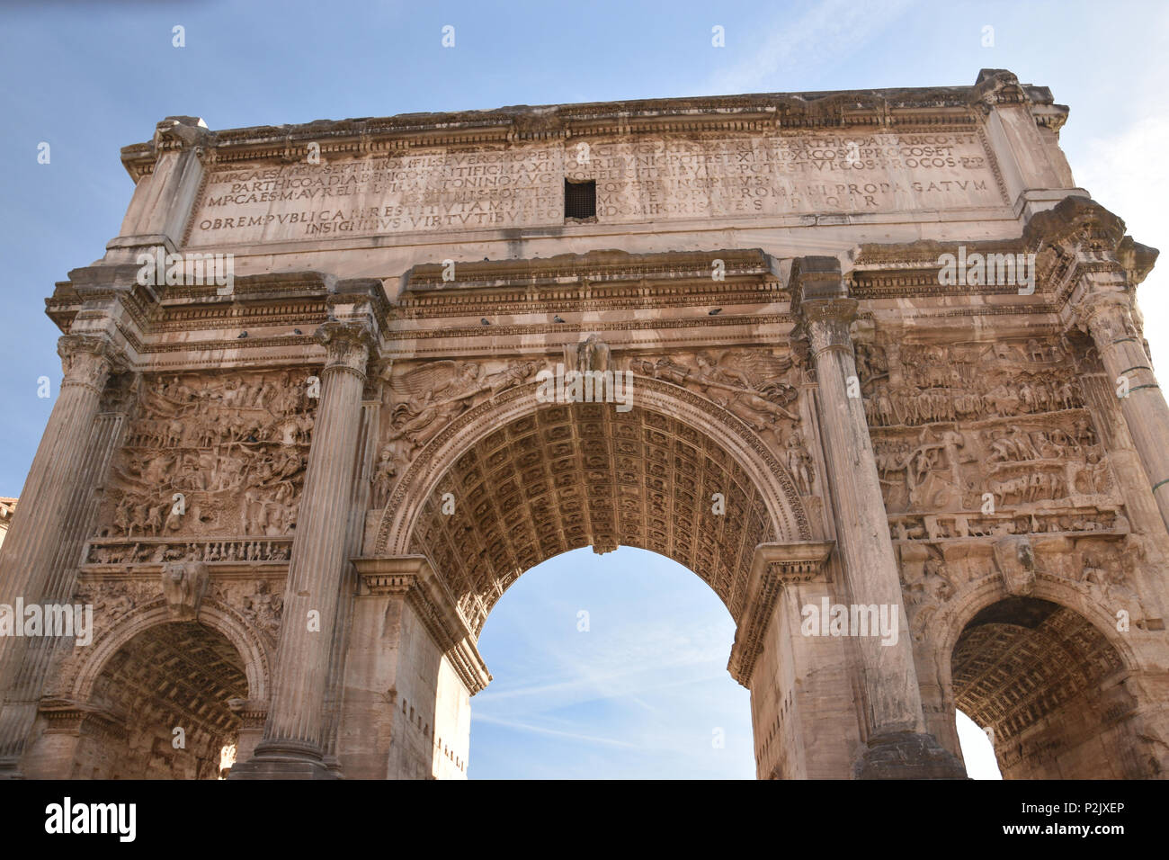 L'Arc de Septime Sévère (203 AD) est un arc de triomphe en marbre blanc ...