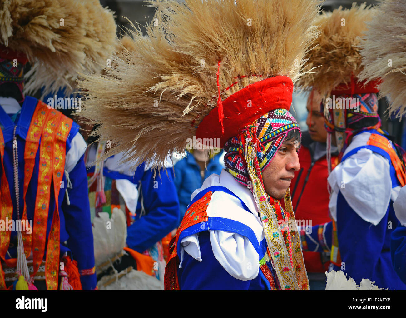 Les jeunes autochtones Quechua homme en costume traditionnel avec des ...
