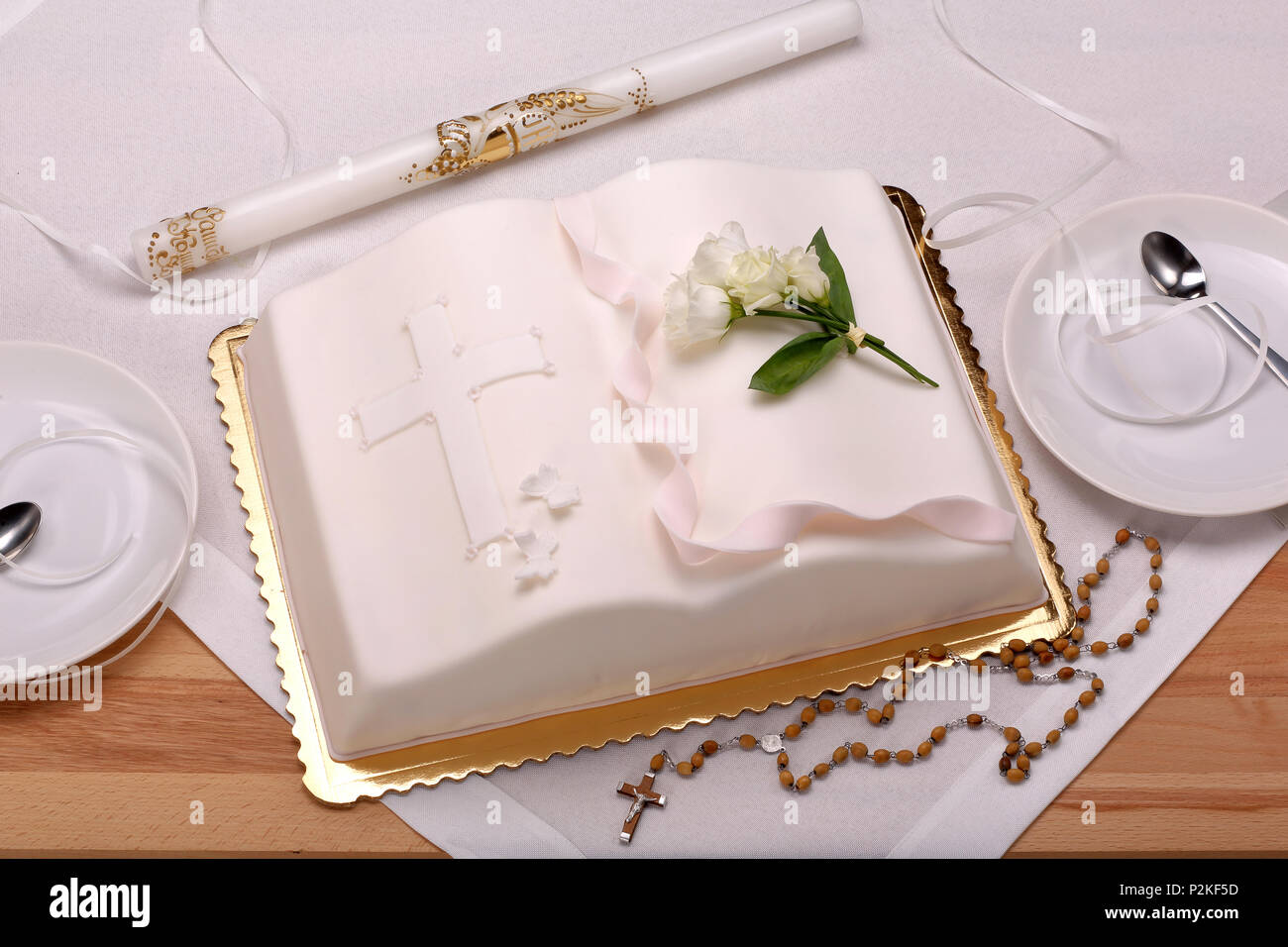 Premier gâteau de communion Banque de photographies et d’images à haute ...