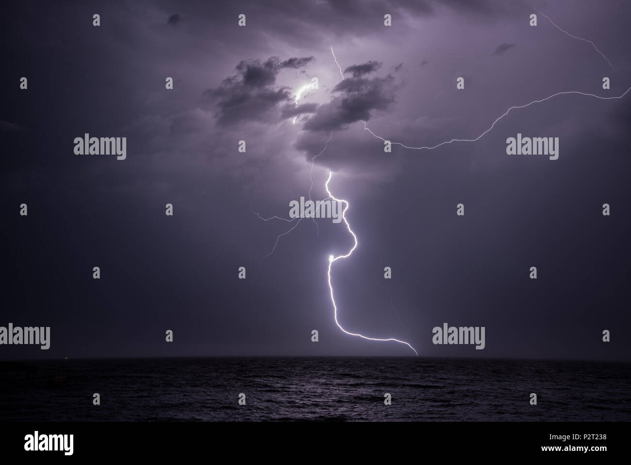 Dramatique Bateau Voile Tempete Banque d'image et photos - Alamy