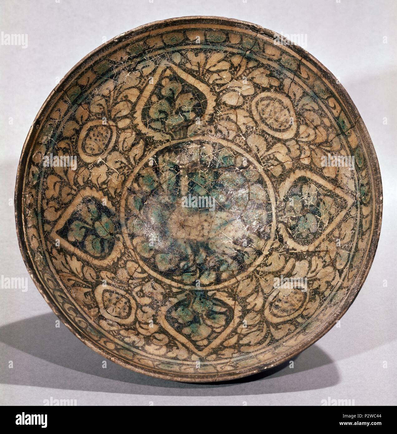 CERAMICA IRANI-PLATO DE BARRO BLANCO S XIV. Emplacement : Museo ...